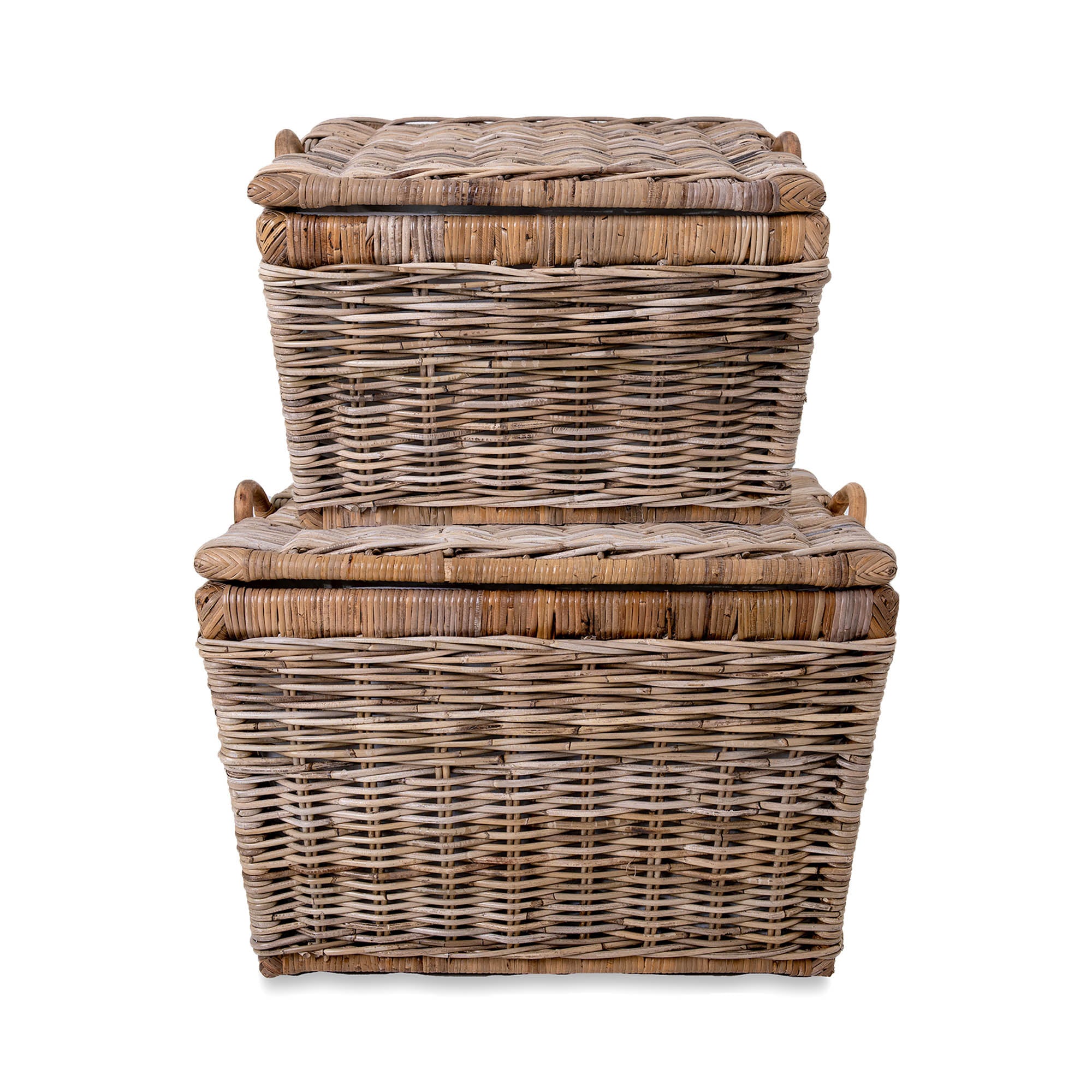closed wicker baskets